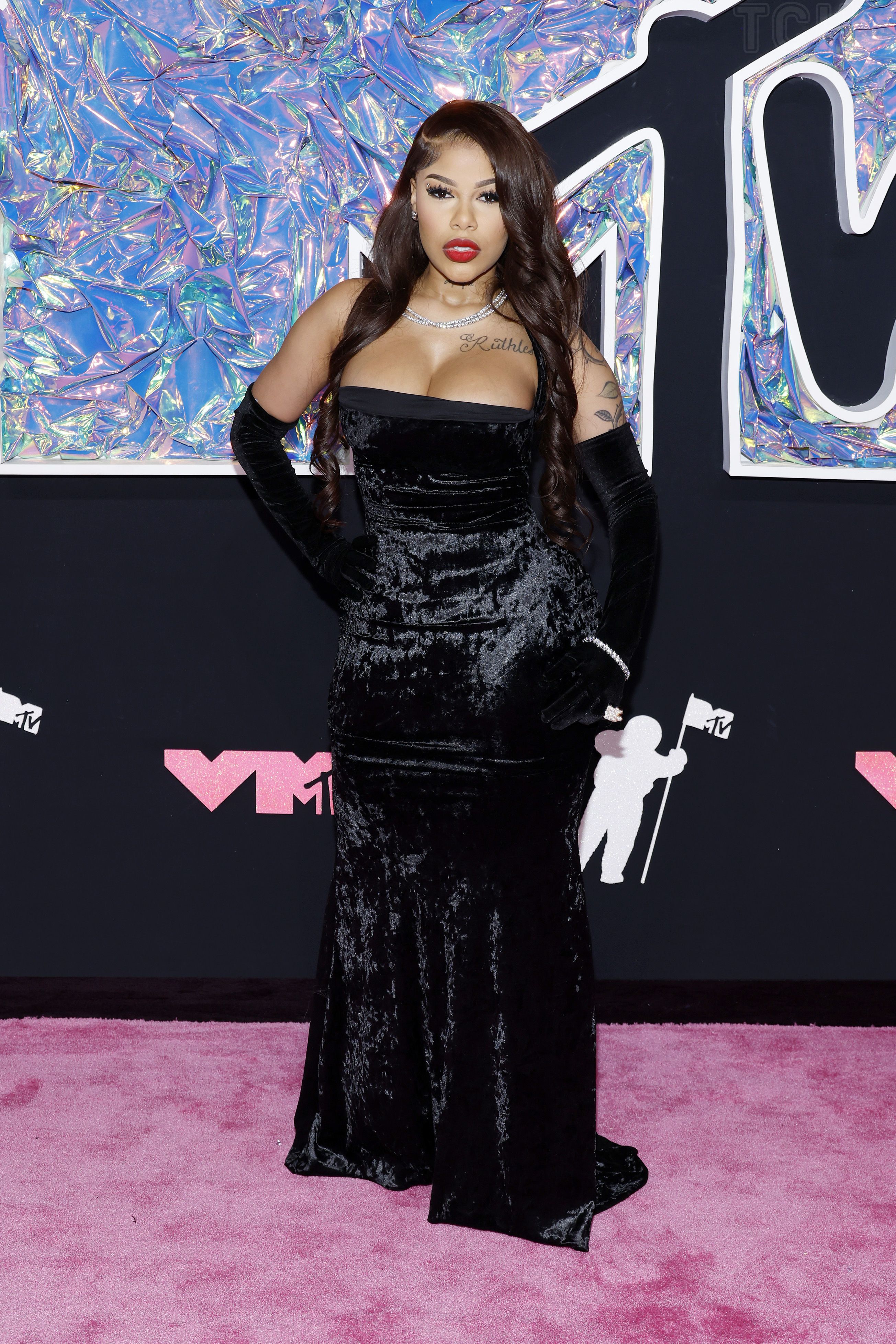 Певица в драматическом образе блеснула пышной грудью – ТСН, новости, 1 ...