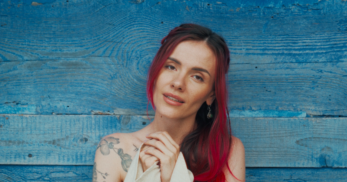 MamaRika у приспущеній сукенці на тлі млину заспівала про справжнє ...