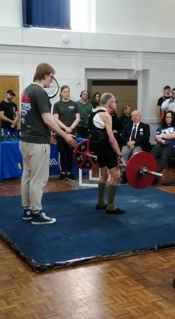 Самый сильный дедушка в мире установил новый рекорд по тяжелой атлетике ...