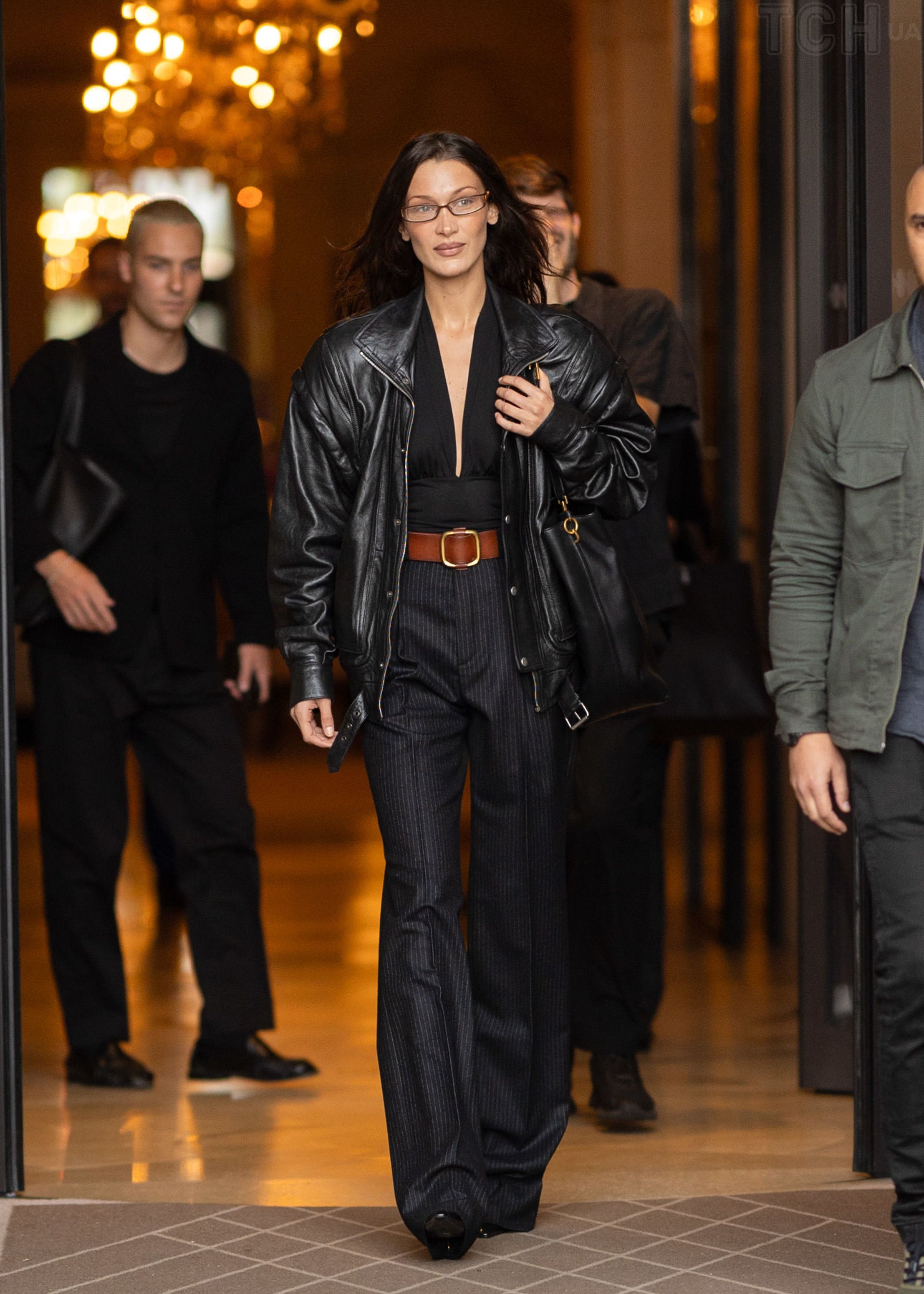 Белла Хадід взяла участь у Тижні моди в Парижі та вийшла на подіум — фото — Шоу-бізнес