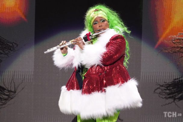 Пишнотіла Lizzo виступила у різдвяному образі Грінча — фото — Шоу-бізнес