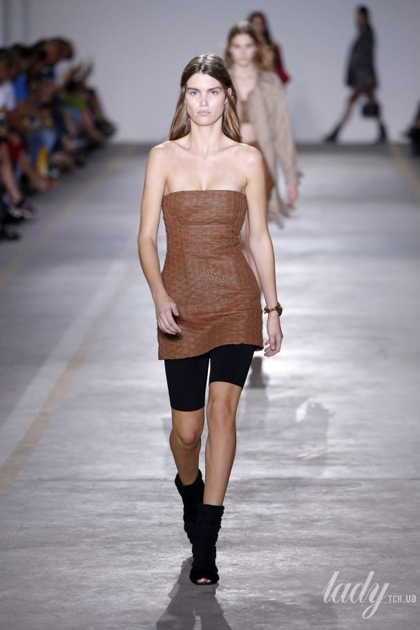 Мини-сарафаны и обтягивающие велосипедки: коллекция Roberto Cavalli ...