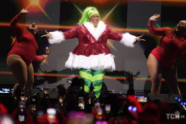 Пишнотіла Lizzo виступила у різдвяному образі Грінча — фото — Шоу-бізнес