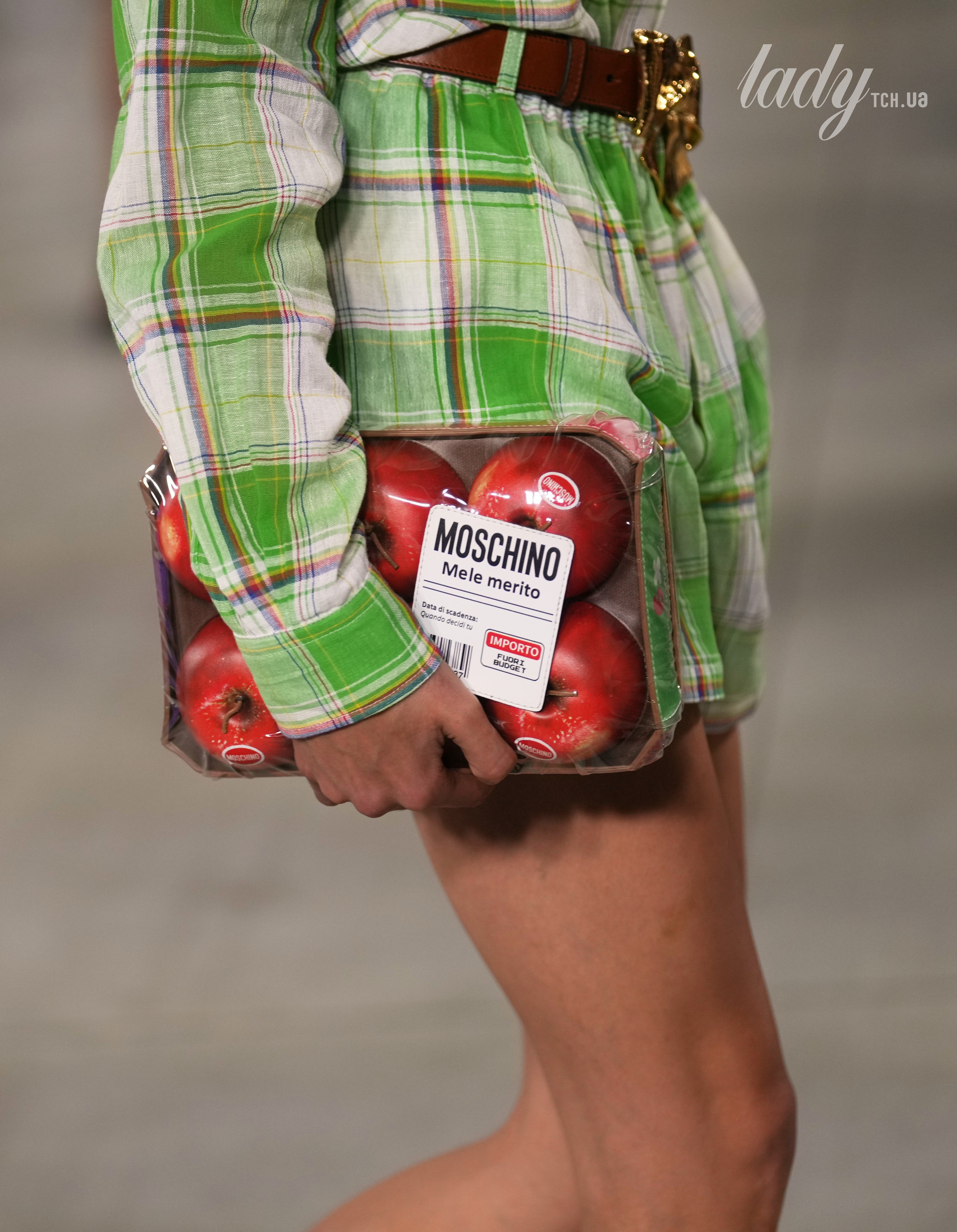 Эль Фэннинг на Intimate Awards - неожиданный выбор платья Moschino ...