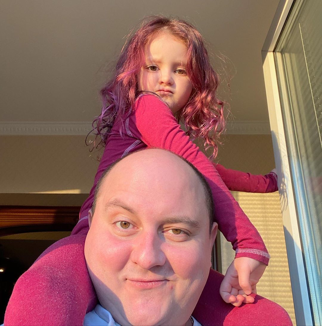 Жена Юрия Ткача покрасила волосы дочери – видео — Гламур