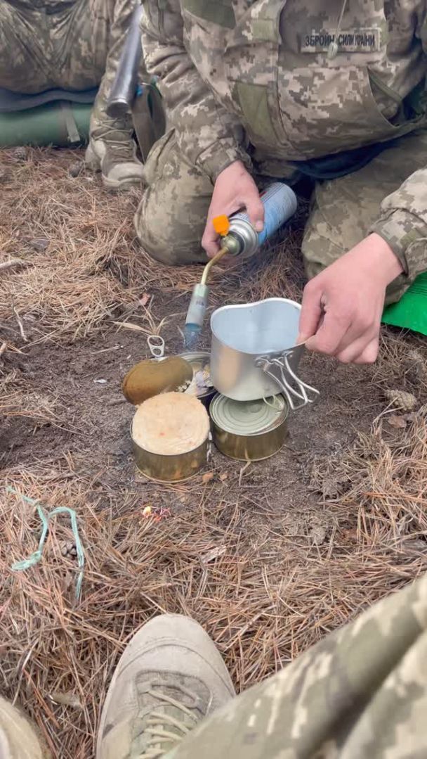 Известный телеведущий, служащий в ВСУ, показал, что они с побратимами ...