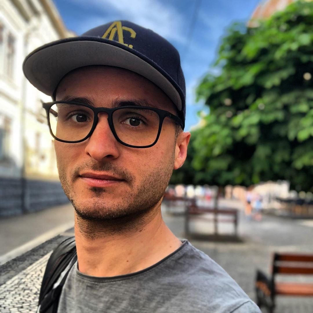 Игорь Ласточкин признался, общается ли с отцом и братом в России ...