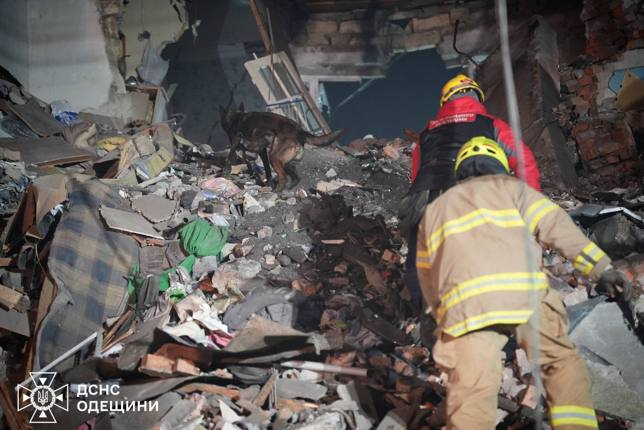 Drones destroy residential buildings in a city, search for people under ...