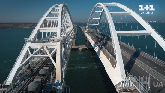 У Севастополі лунають потужні вибухи: окупанти перекрили Кримський міст. Читайте на UKR.NET