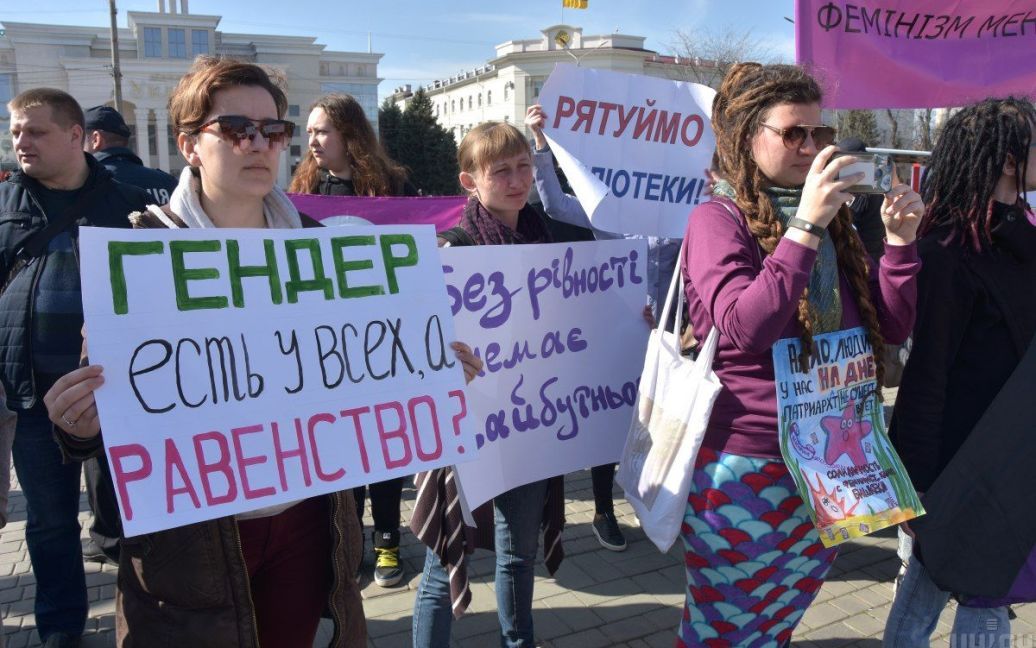 Феминистки и библиотекарши как в крупнейших городах Украины прошли