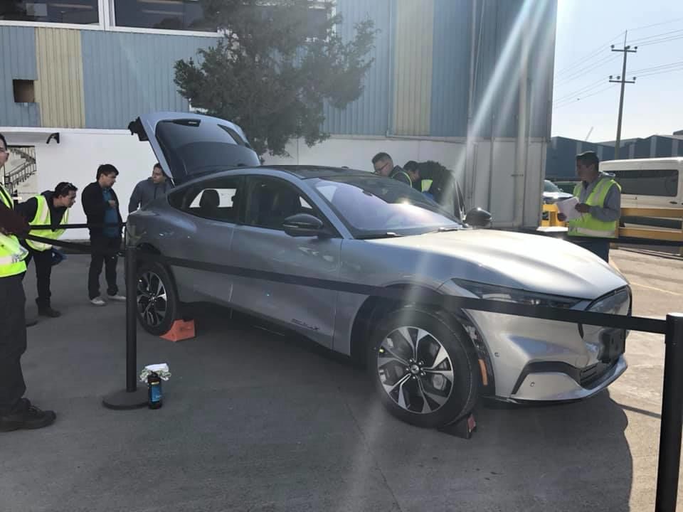 Первый серийный электрокар Mustang Mach-E засняли возле завода Ford ...