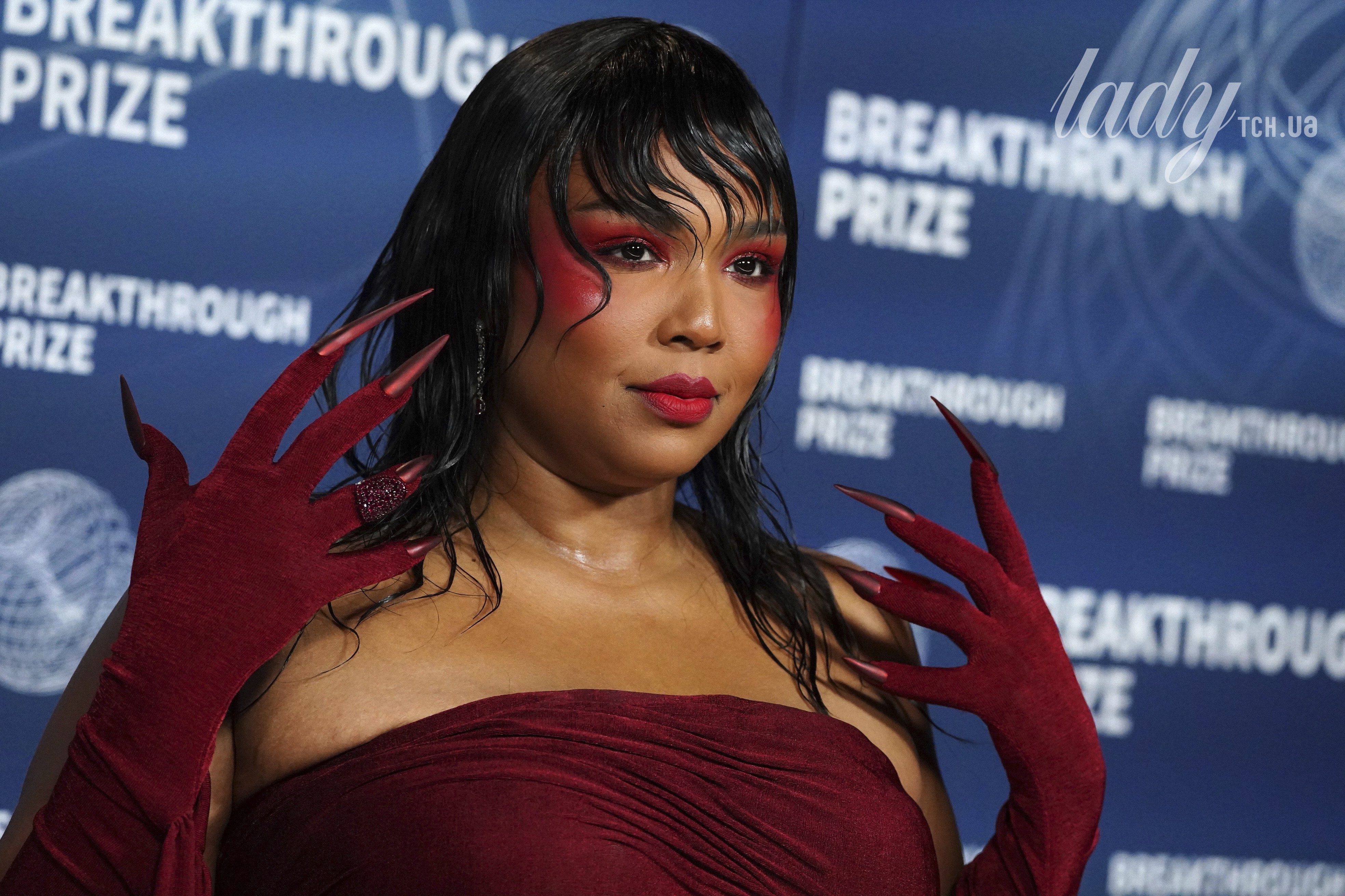Реперка Lizzo вийшла на червону доріжку у бордовій сукні й рукавичках ...