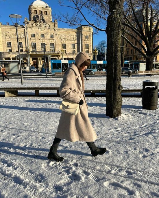 Звезда сериала Эмили в Париже Лили Коллинз прогулялась по Швеции в