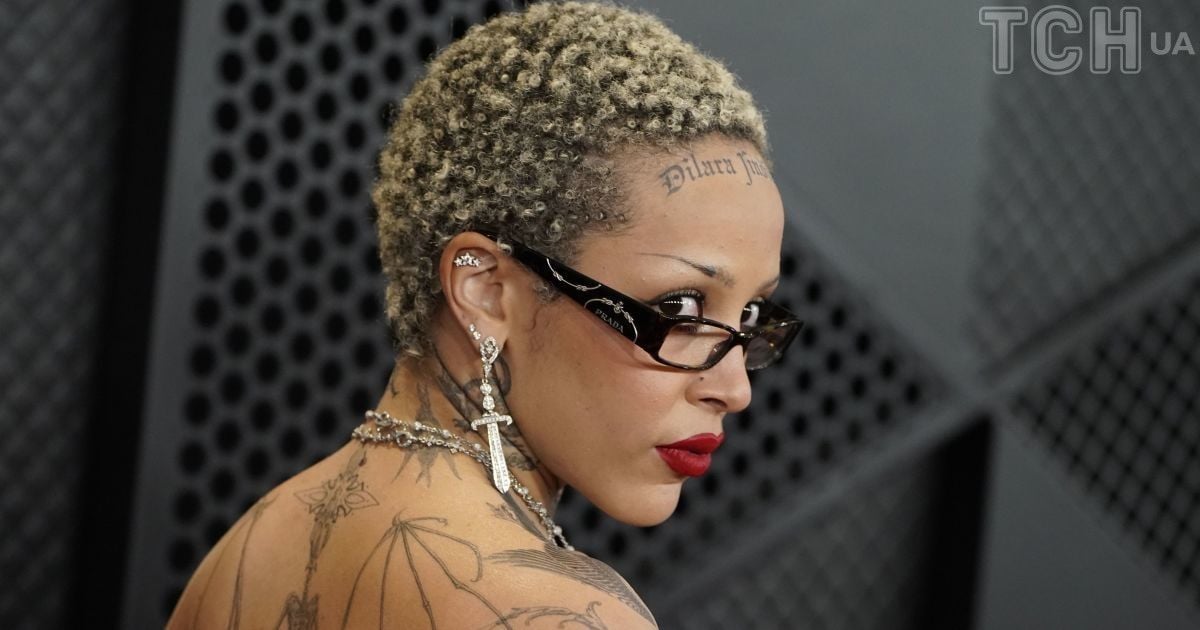 Doja Cat у прозорій сукні засвітила соски на премії "Греммі" — Шоу-бізнес