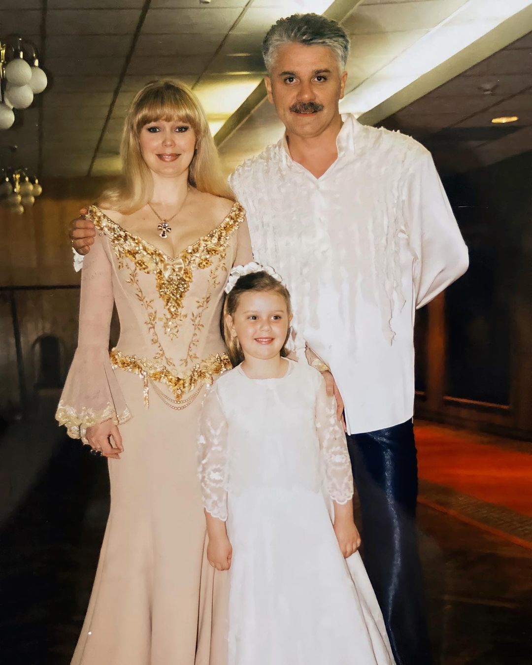 Новости шоу-бизнеса: Павел Зибров трогательно поздравил дочь с 25 ...