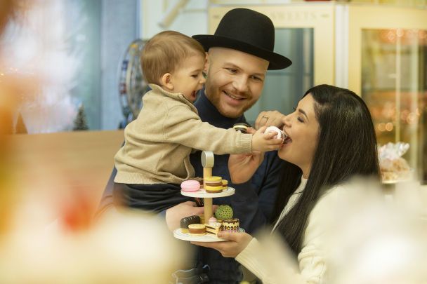 Vlad Darwin показав сімейну фотосесію і презентував різдвяну пісню — Шоу-бізнес