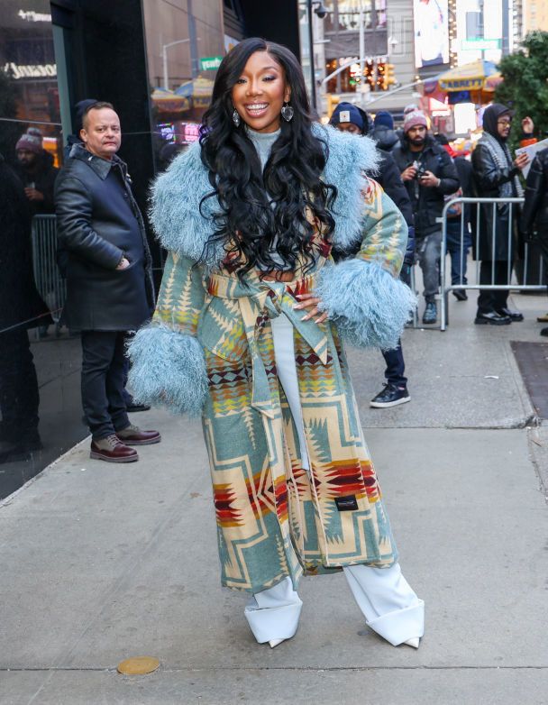 Співачка у стильному пальті з геометричним орнаментом вийшла на ...