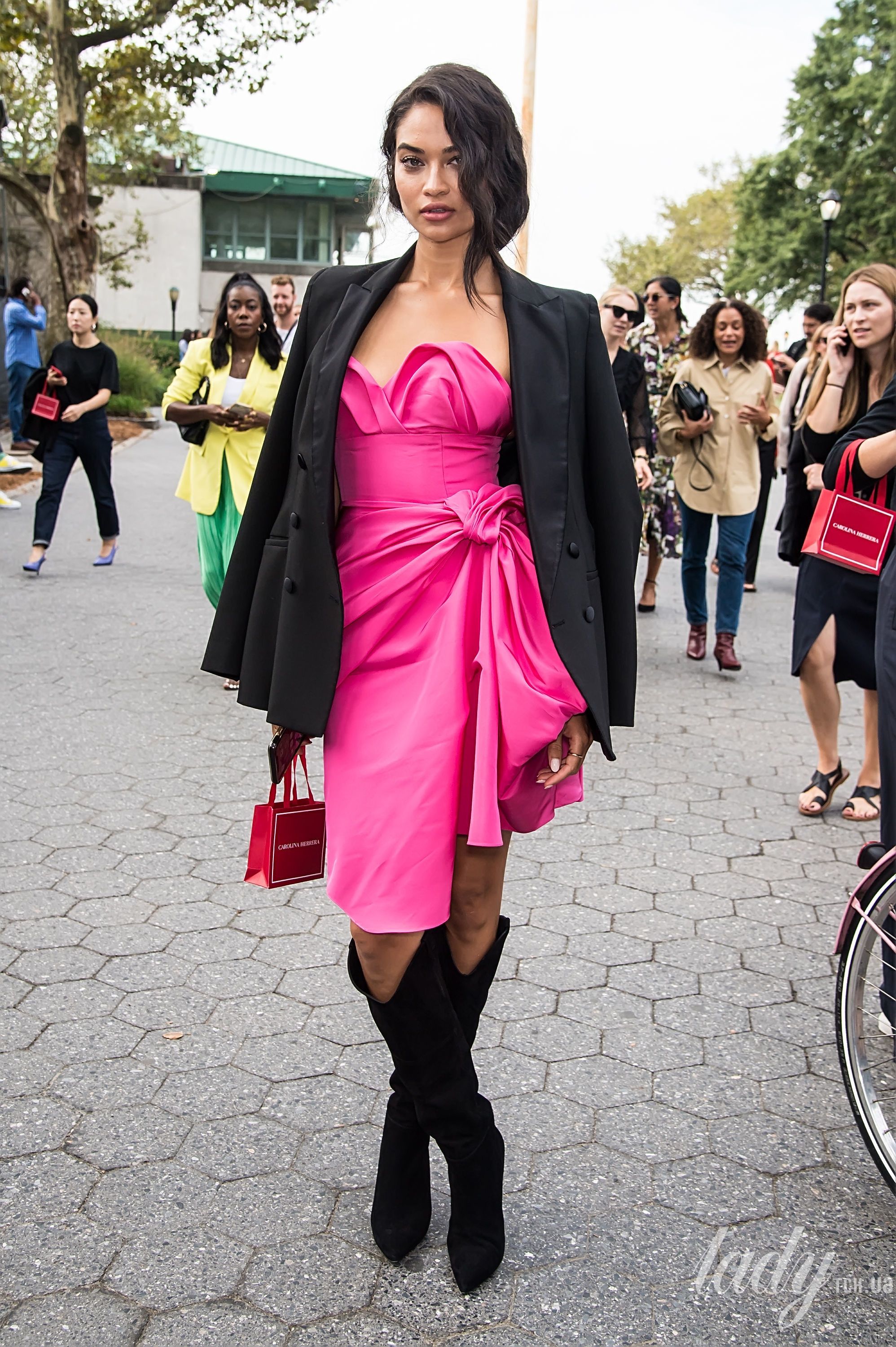 Шаніна Шейк у кокетливій сукні прийшла на відкриття бутика — Шоу-бізнес