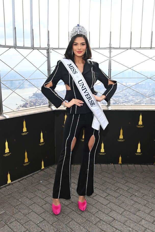 Победительница "Мисс Вселенная-2023" появилась в странном наряде в Нью ...