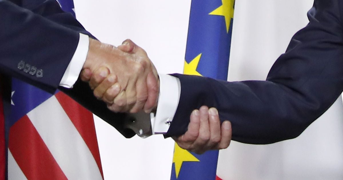 Трамп и Макрон поспорили во время рукопожатия на саммите в Египте – что ...