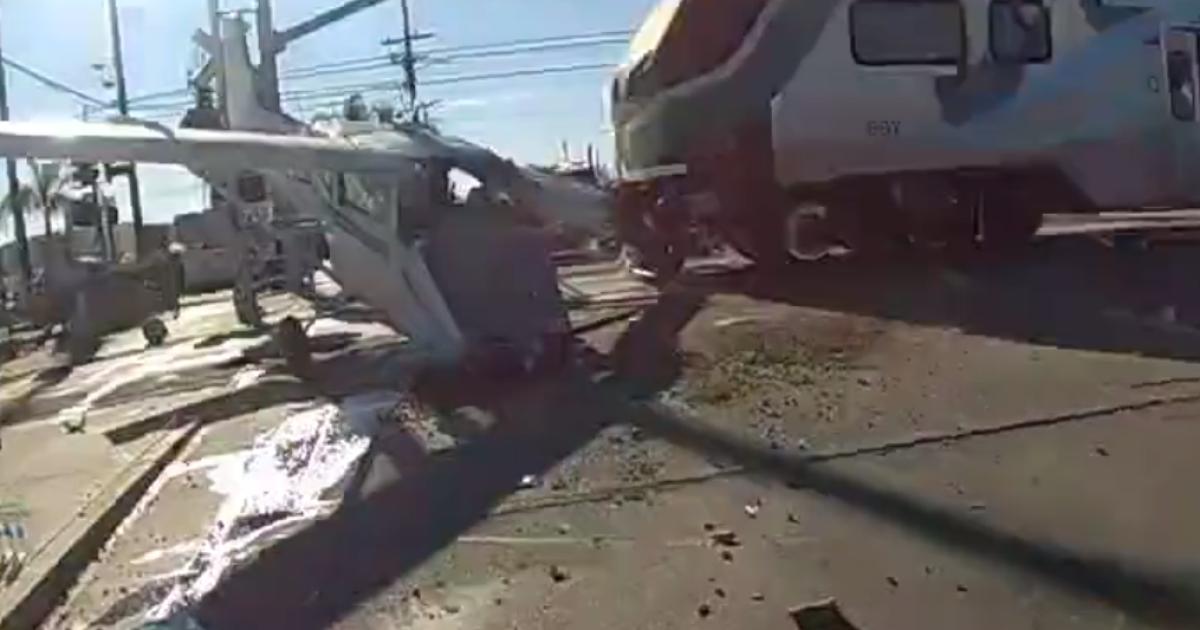 У Лос-Анджелесі пілота літака витягли за мить до зіткнення з потягом ...