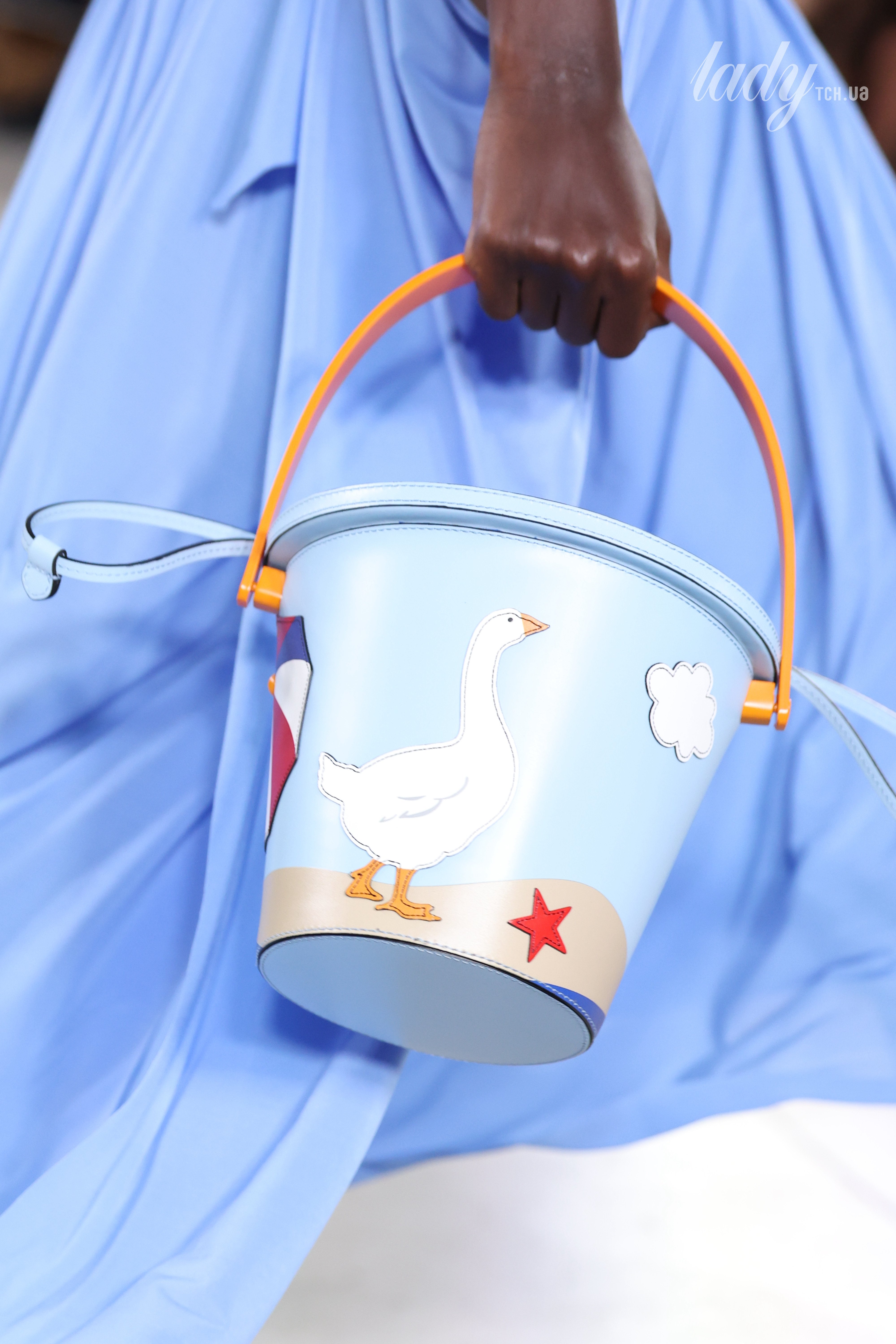 Ель Феннінг на Intimate Awards – несподіваний вибір сукні Moschino ...