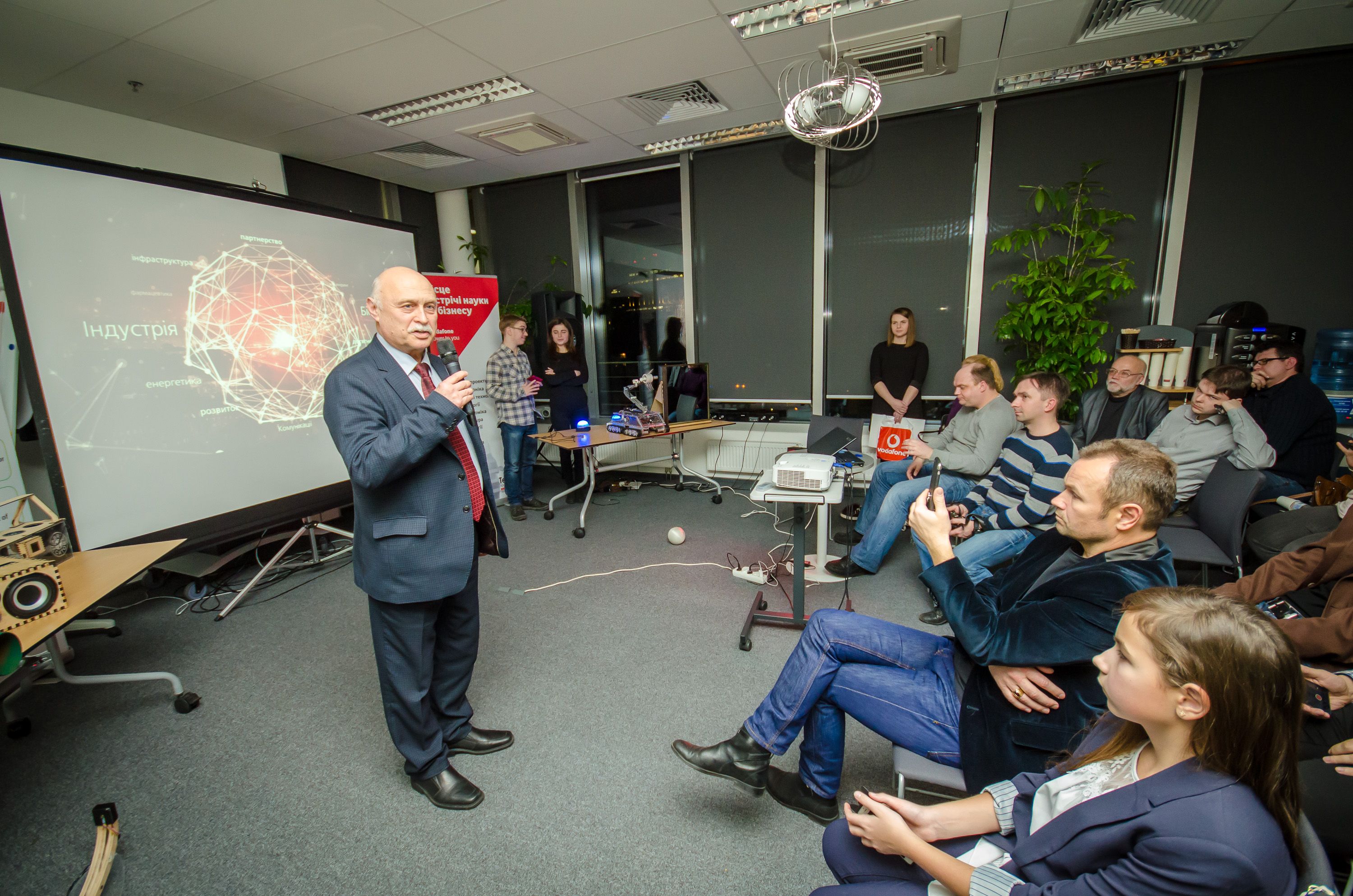 На Tech Today Hub показали магічне дзеркало та літаючу тарілку — Наука ...