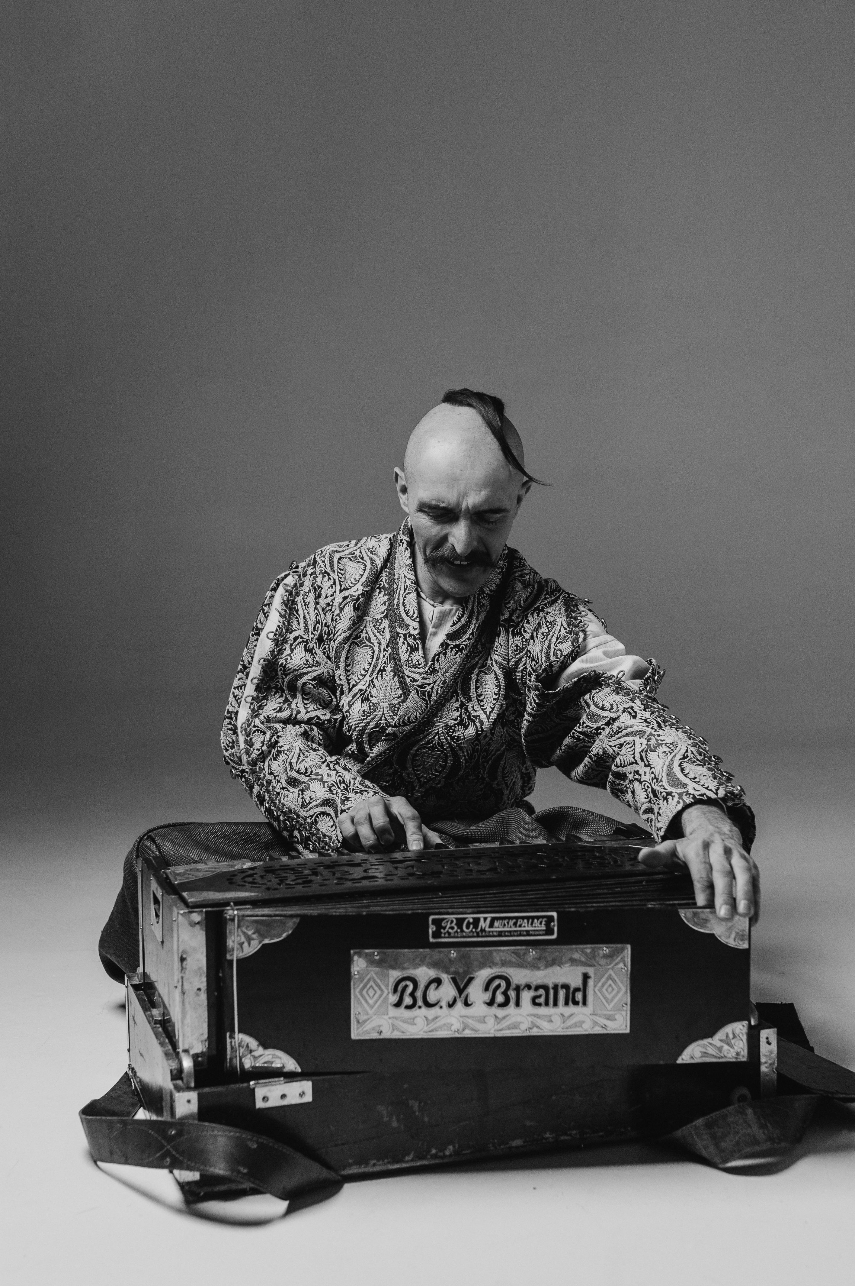 KOZAK SIROMAHA, який живе без паспорту, представив трек Засвіт встали ...