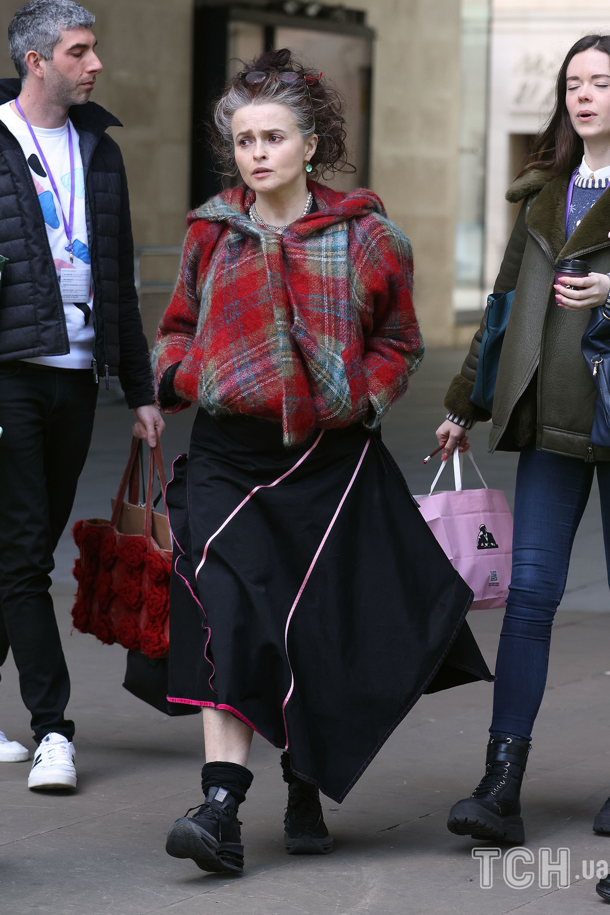 Хелена Бонем Картер по пути на интервью на Bbc Radio фото — Шоу бизнес