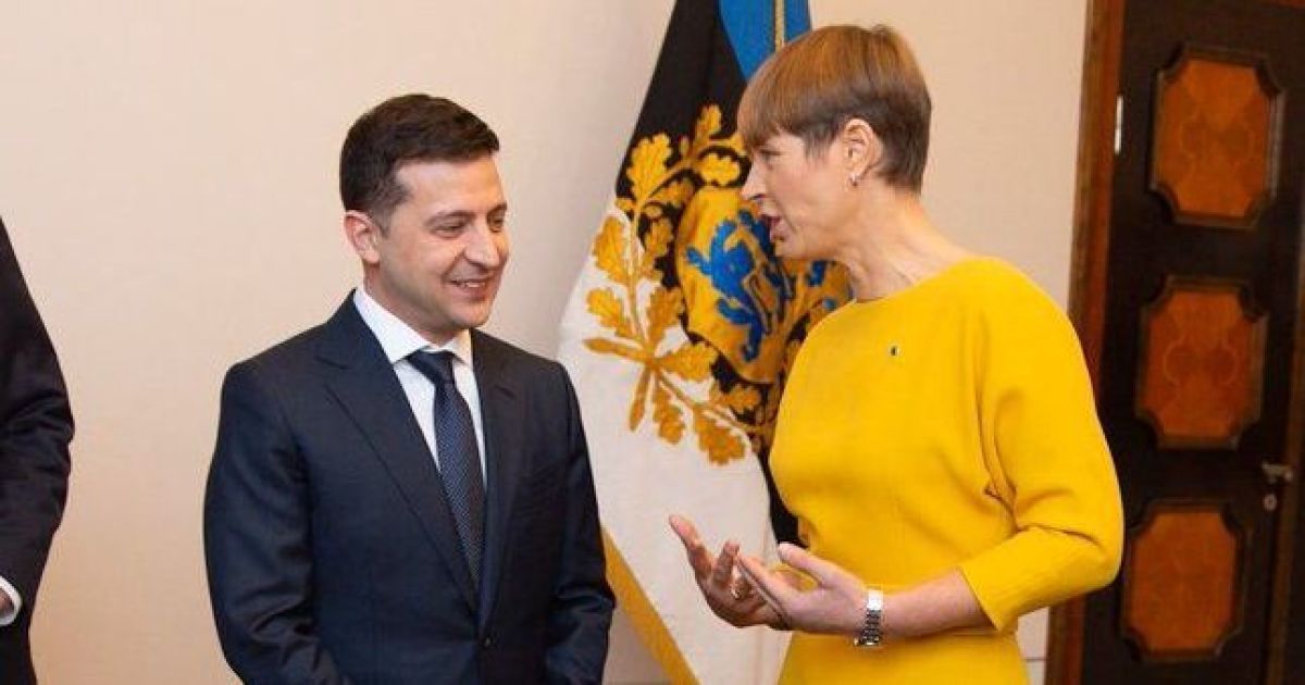 Президентка Естонії Кальюлайд злилася з килимом на зустрічі із ...