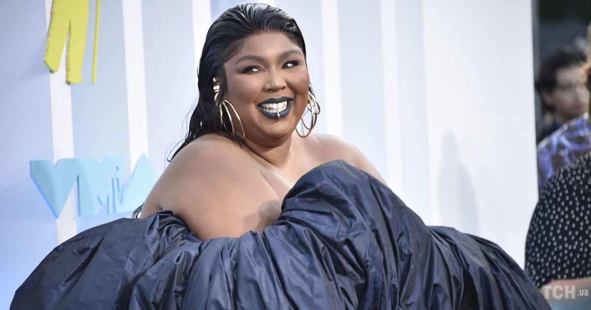 Співачка Lizzo зачарувала всіх на музичній церемонії своїм величезним ...