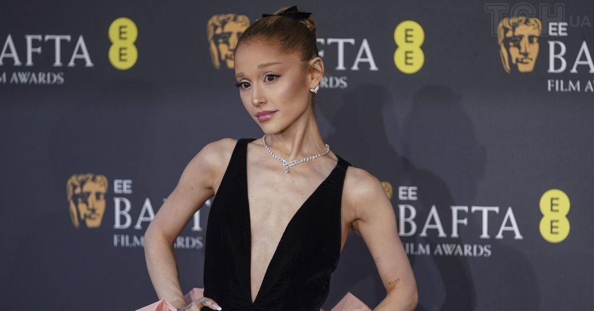 Ариана Гранде в платье с глубоким вырезом пришла на премию BAFTA — Шоу ...