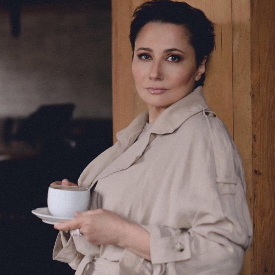 Олена Мозгова поділилася рідкісним фото 8-річної доньки-красуні, яка як дві краплі води схожа на ...