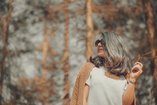 Щоб скинути до 20 років два стильних образи для жінок після 50 в червні — омолоджують одразу