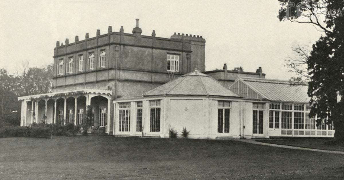 Який вигляд має маєток Royal Lodge, де мешкає принц Ендрю — брат короля ...