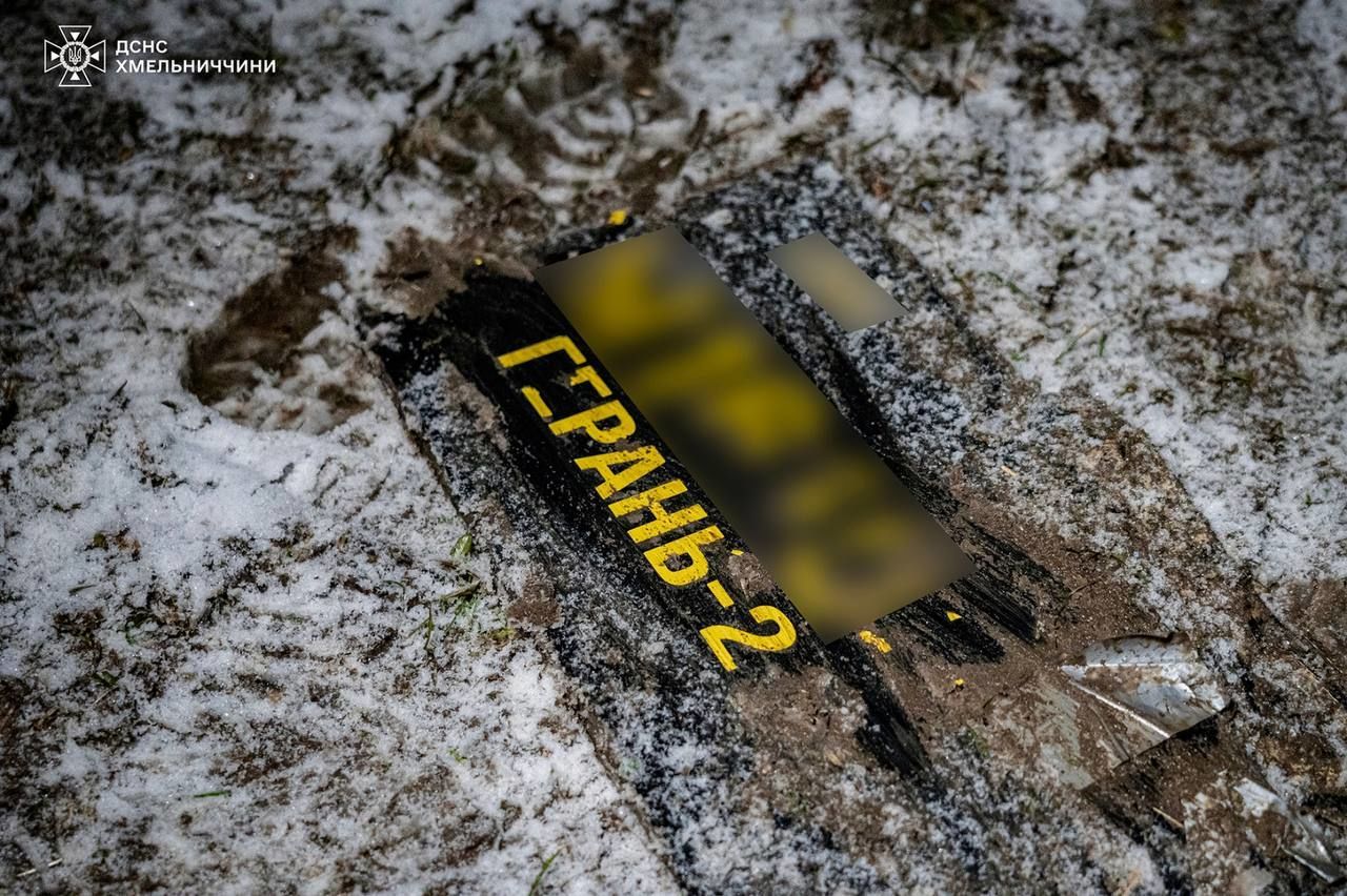 Nighttime explosions in Khmelnytskyi region: Blackout, damaged houses, and cars (photos)