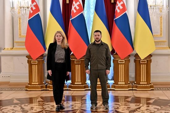 У штанному костюмі і лоферах президентка Словаччини зустрілася із