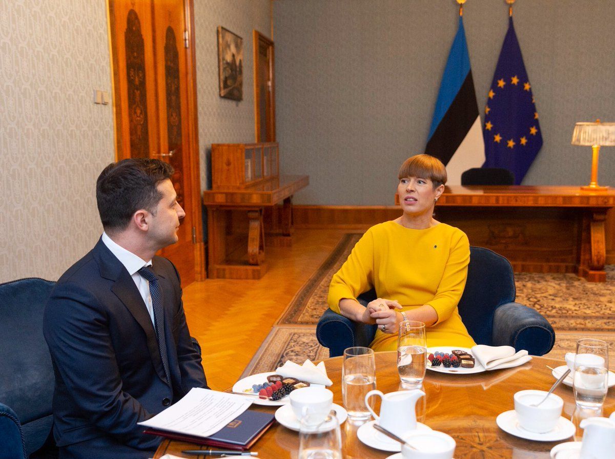 Президентка Естонії Кальюлайд злилася з килимом на зустрічі із ...
