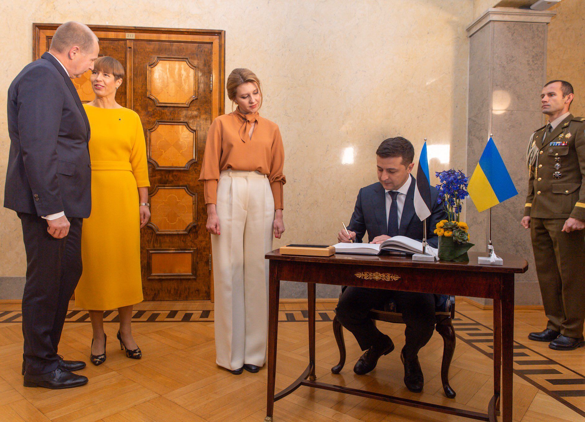 Президентка Естонії Кальюлайд злилася з килимом на зустрічі із ...