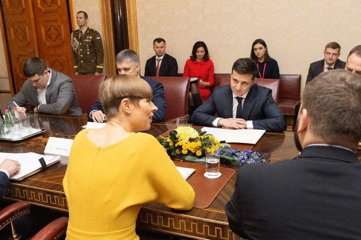 Президентка Естонії Кальюлайд злилася з килимом на зустрічі із ...