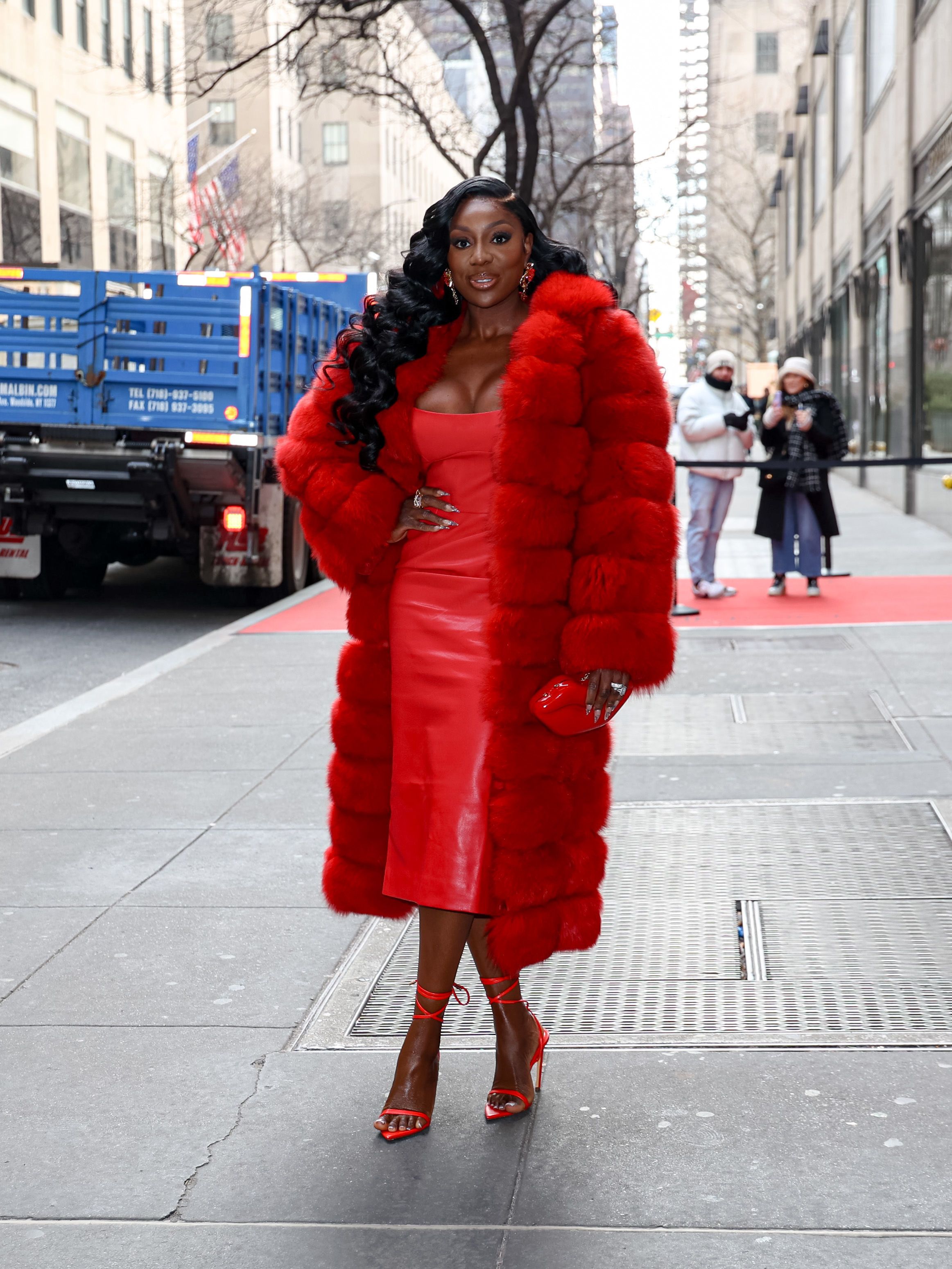 Телеведуча Венді Осефо в образі lady in red блиснула спокусливим бюстом — Шоу-бізнес