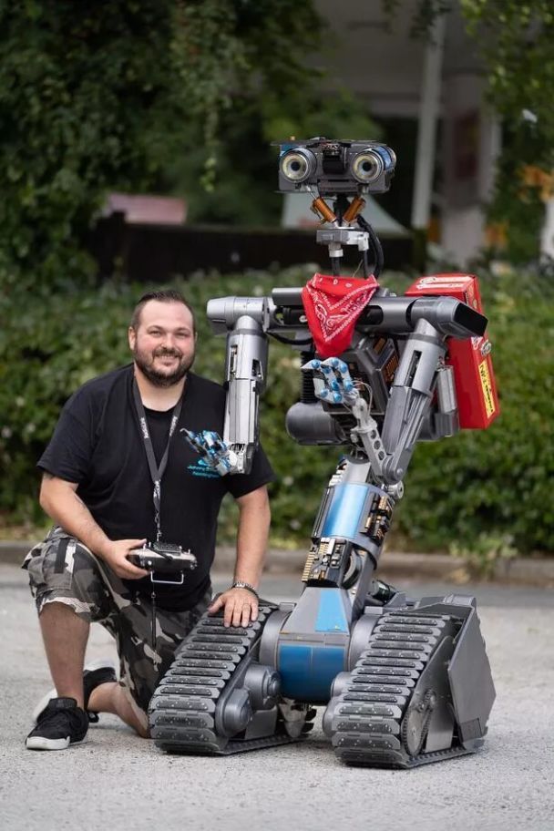 Чоловік за шість років побудував робота і взяв його з собою до пабу – ТСН, новини 1+1 — Цікaвинки