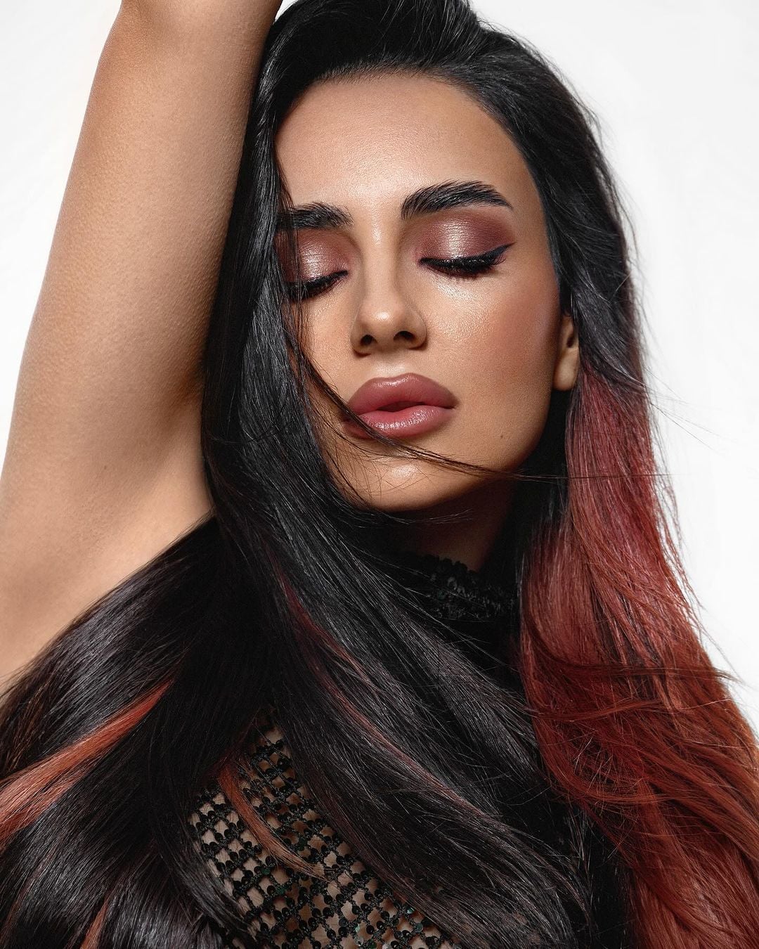 Анна Тринчер в прозрачном платье-сетке посветила обнаженным бюстом ...