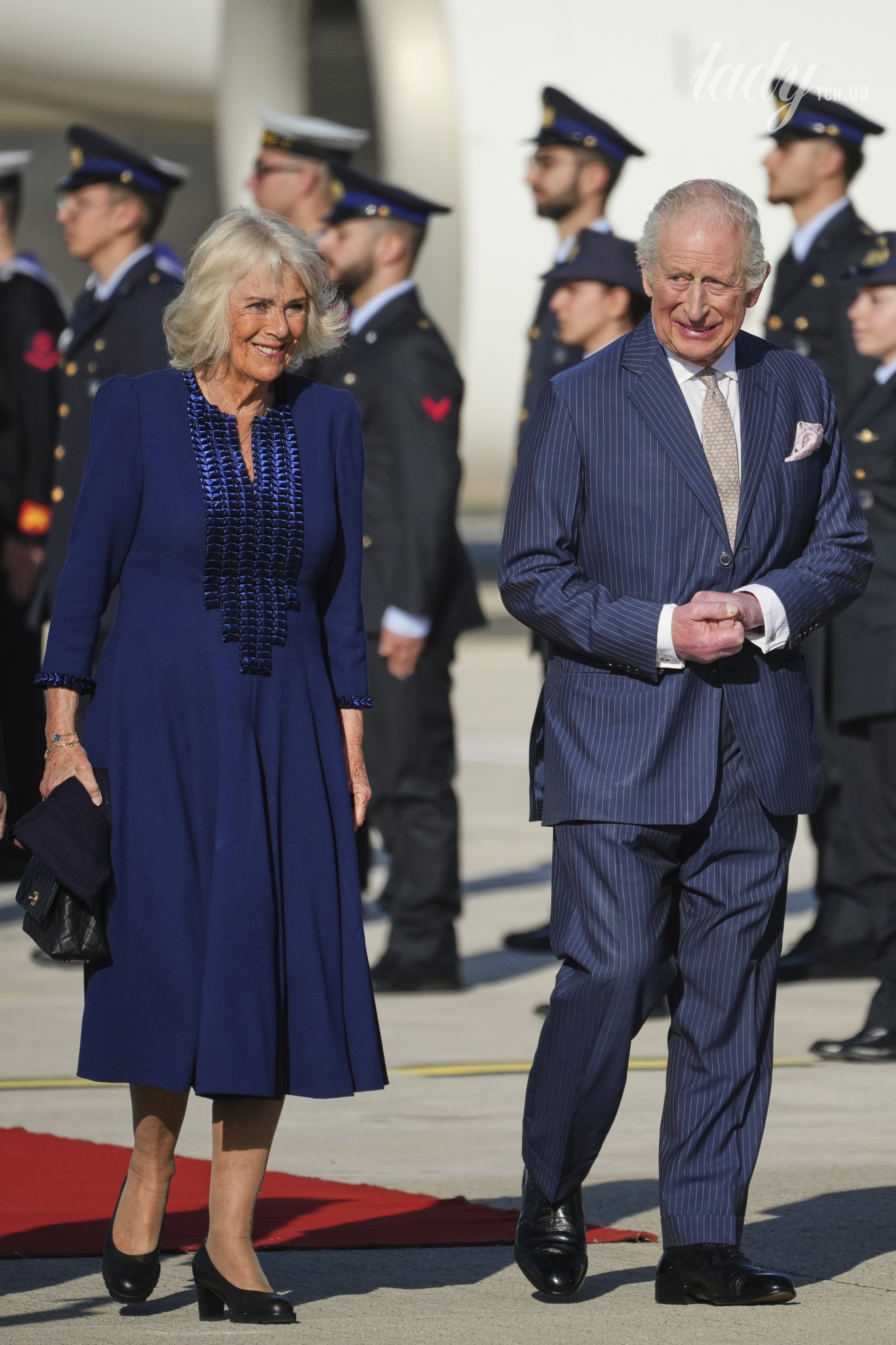 Чарльз та Камілла приземлилися в Італії — Суспільство