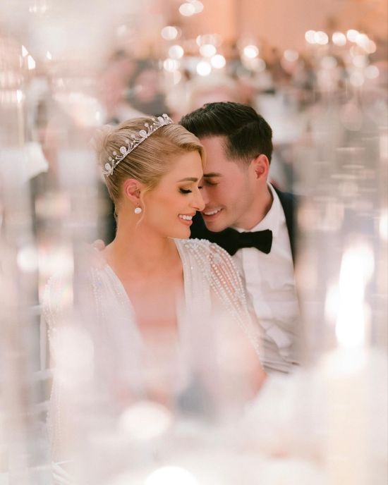 Періс Гілтон у річницю шлюбу з чоловіком показала фото з їхнього розкішного весілля. Читайте на ...