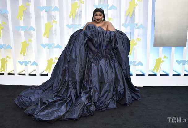 Співачка Lizzo зачарувала всіх на музичній церемонії своїм величезним ...