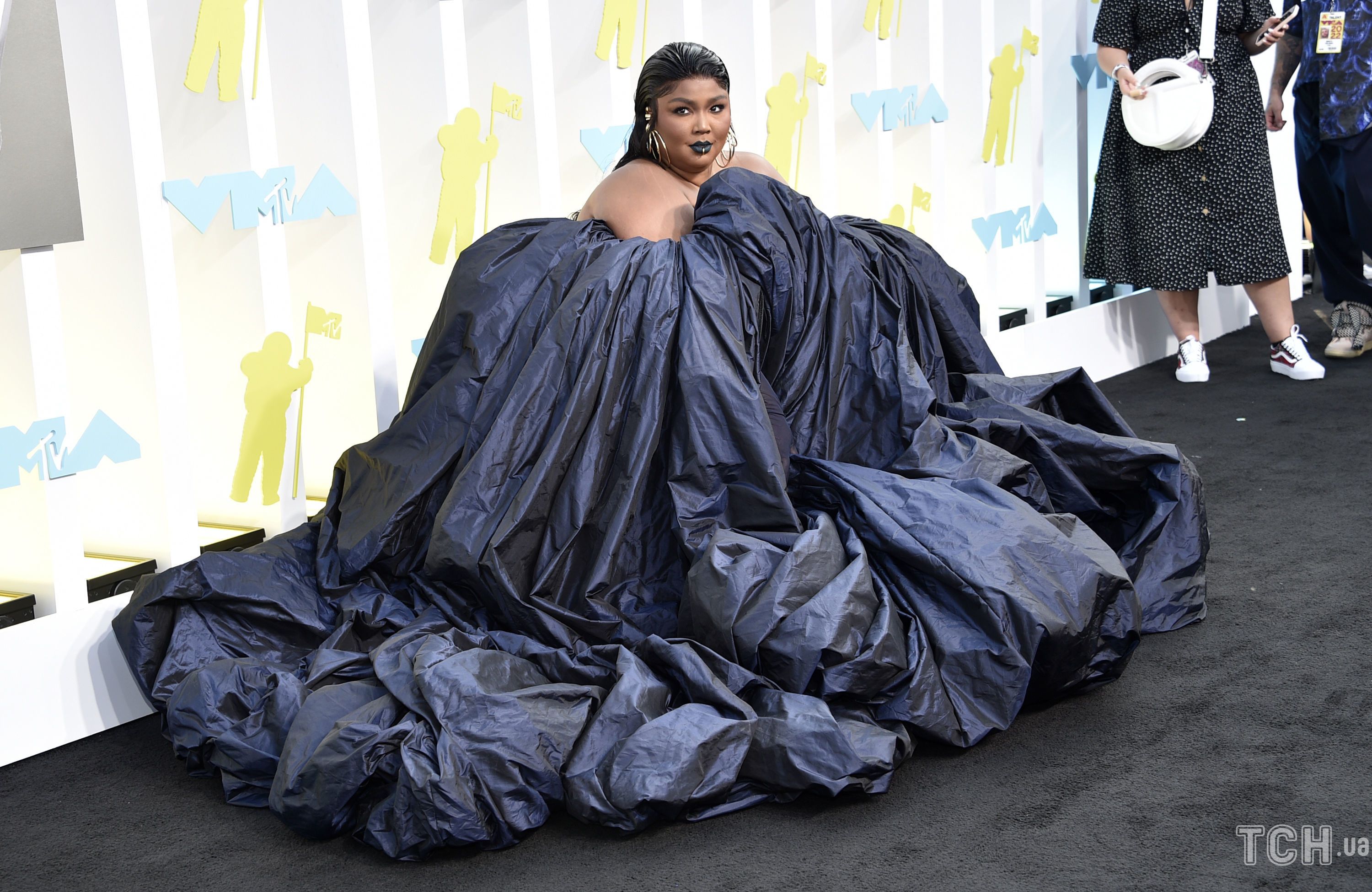 Співачка Lizzo зачарувала всіх на музичній церемонії своїм величезним ...