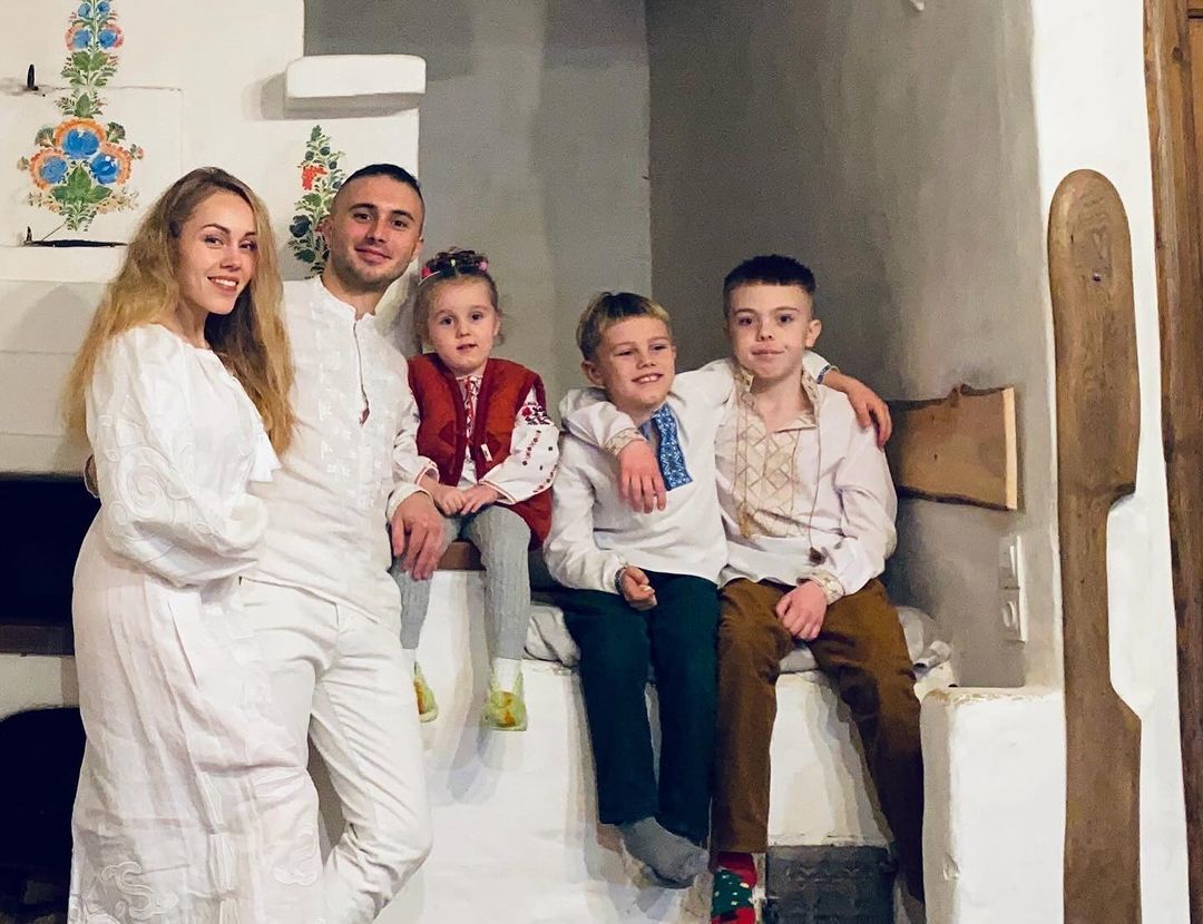 Alyosha показалася з Тарасом Тополею та їхніми трьома помітно ...