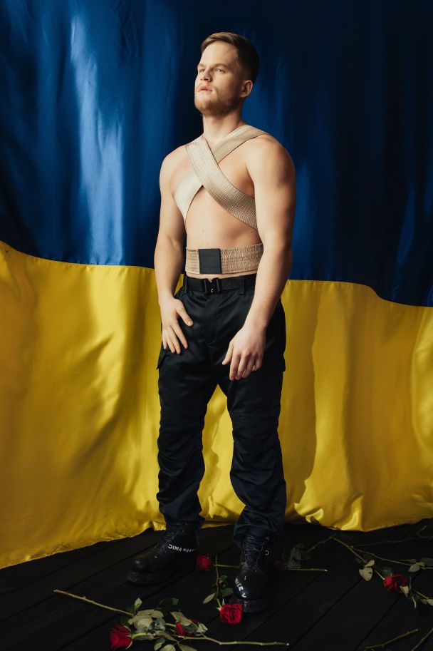 Військова роба і сорочка з хустки: український дизайнер, який служить в ЗСУ, презентував ...