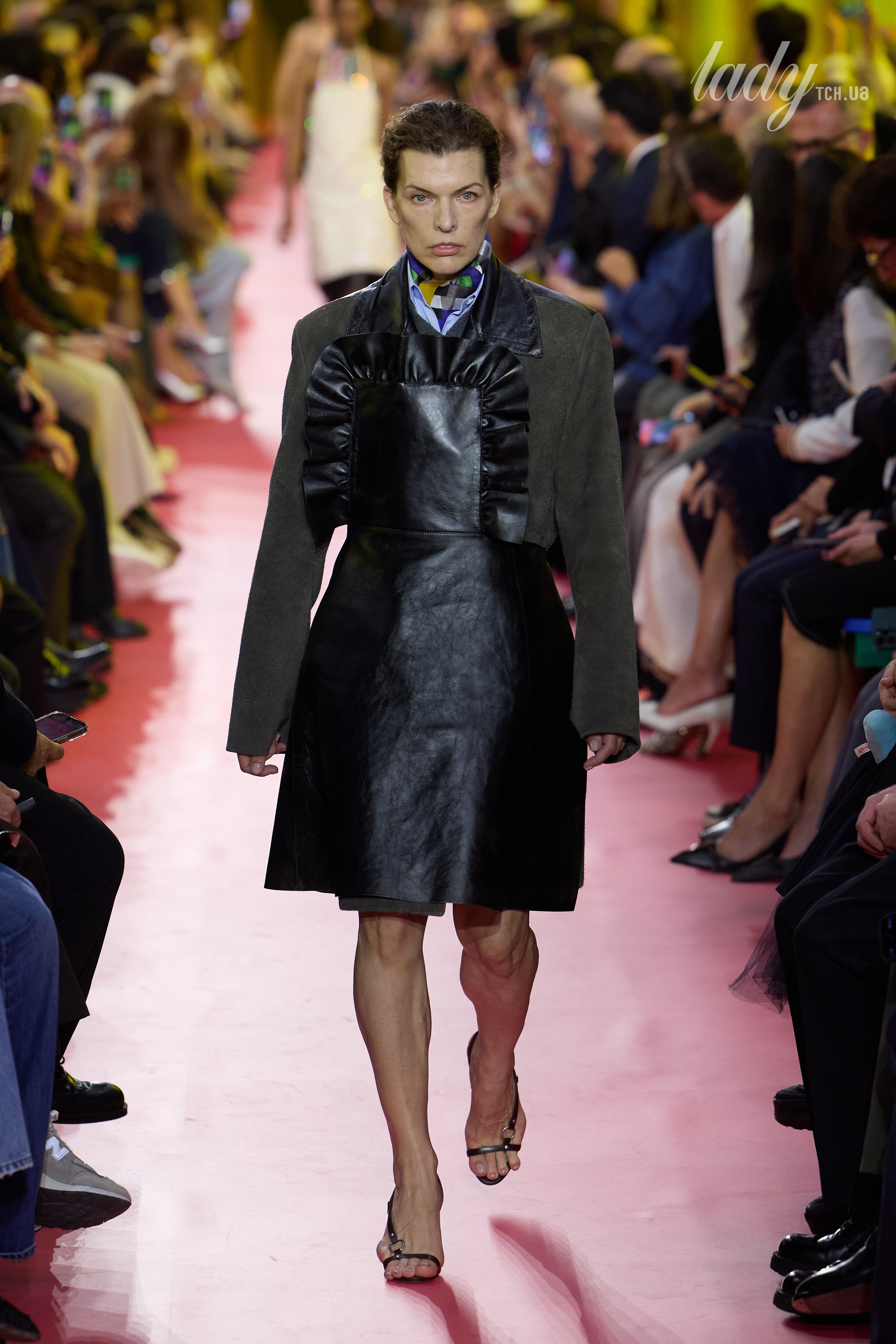 Мілла Йовович на Паризькому тижні моди - несподіваний вихід на подіум і ...